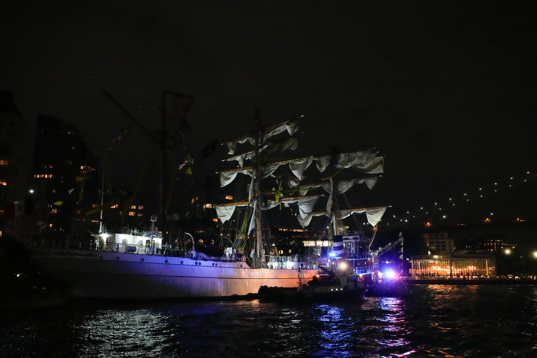 2 Crew Dead, 20 Injured After Mexican Navy Ship Hits Brooklyn Bridge ...